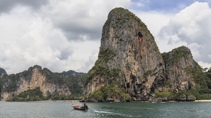 Klippe Auf Railay-Strand in Krabi, Thailand Redaktionelles ...