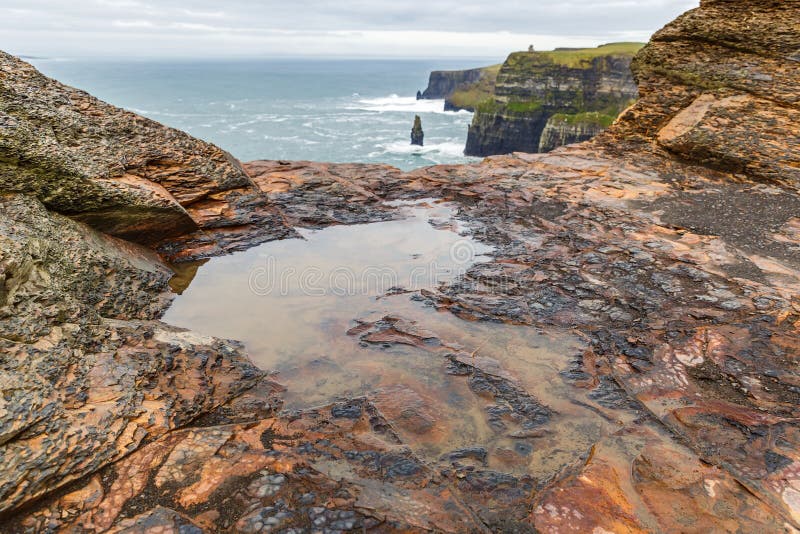 Klippor av Moher arkivfoto. Bild av irländare, horisont - 94548660