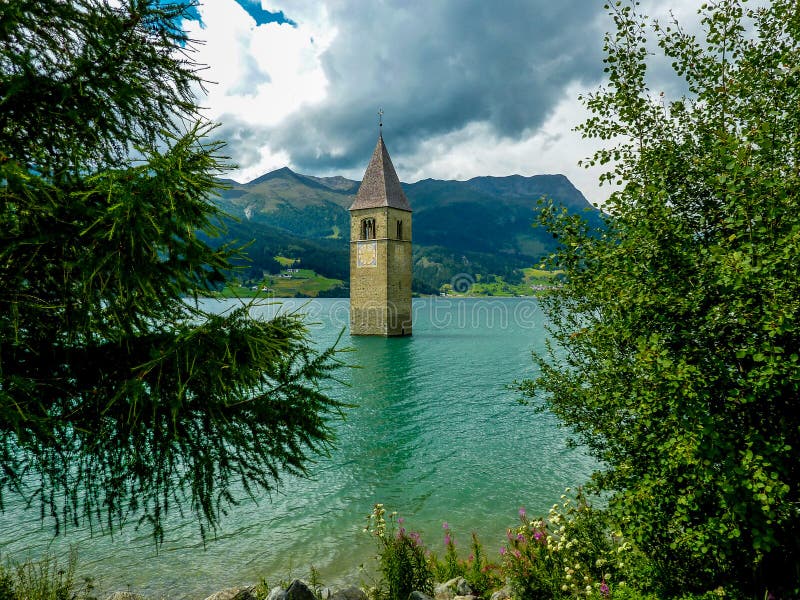 Klokketoren Van De Kerk in Het Resia-meer - 4 Stock Foto - Image of ...