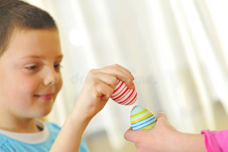 Klopfen der Eier stockbild. Bild von feiertag, klopfen - 18931477