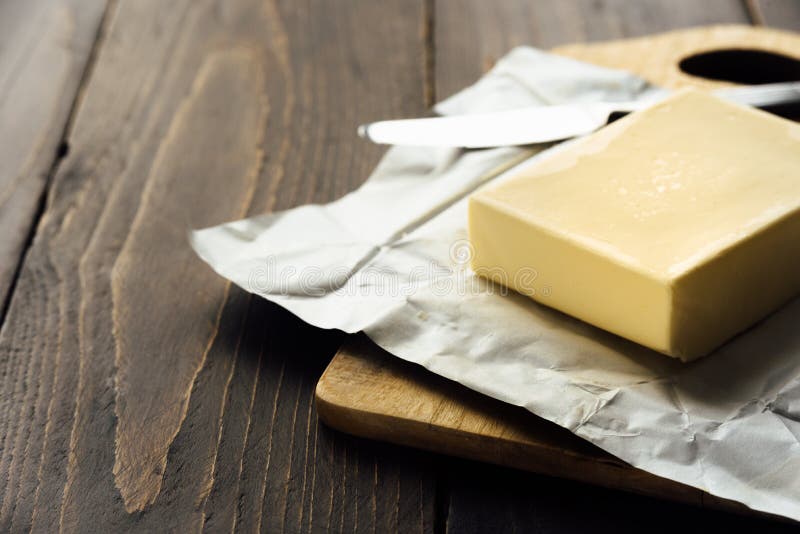 Klopje Van Verse Boerenboter Met Een Mes Stock Afbeelding - Image of ...