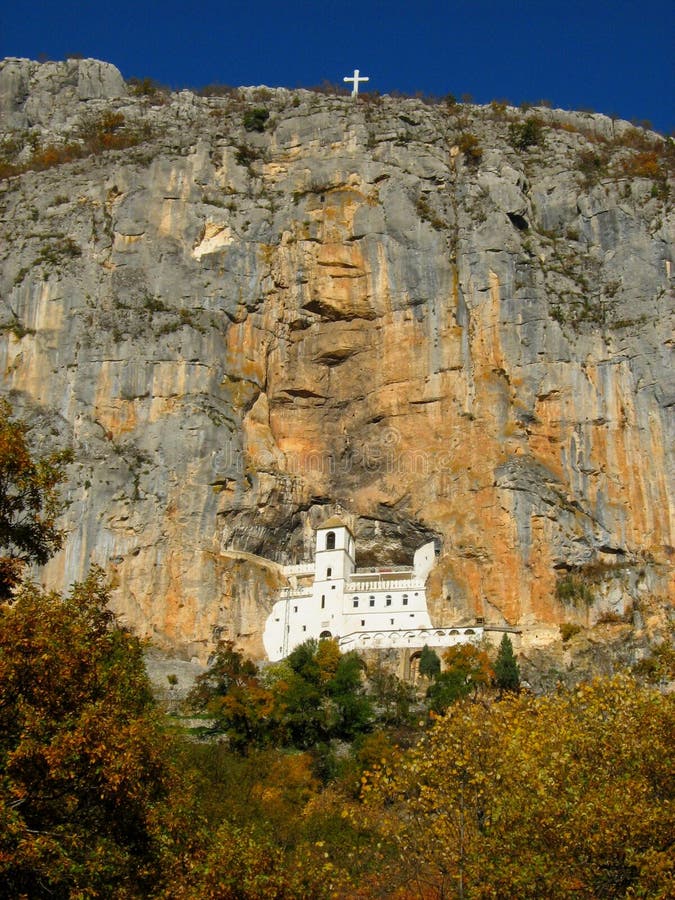 Kloster Ostrog stockbild. Bild von noch, berge, leute - 16869777