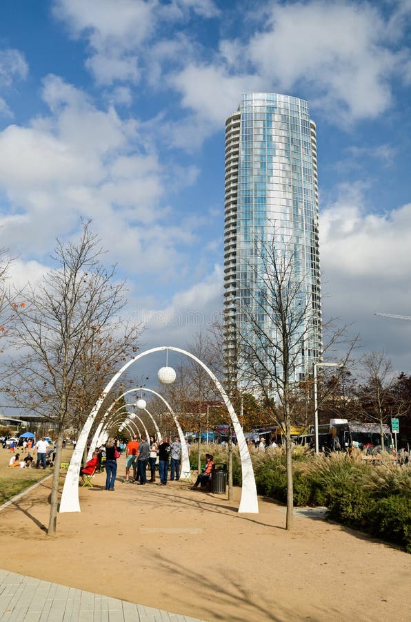 Klyde Warren Park En Dallas, Tejas Foto editorial - Imagen de parque ...