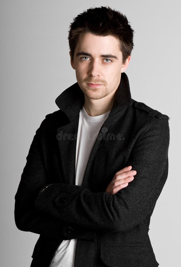 Knap Donker Haired Mannetje Stock Afbeelding - Image of achtergrond ...