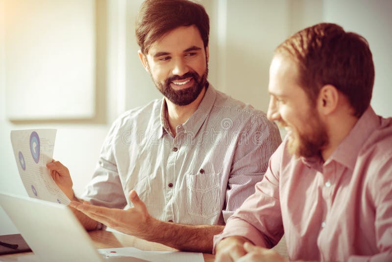 Knappe Intelligente Mensen Die Een Project Bespreken Stock Foto - Image ...