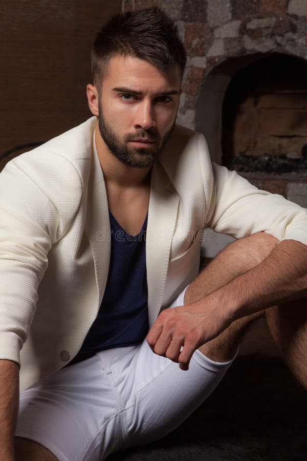 Elegante Jonge Knappe Mens. Het Portret Van De Studiomanier. Stock Foto ...