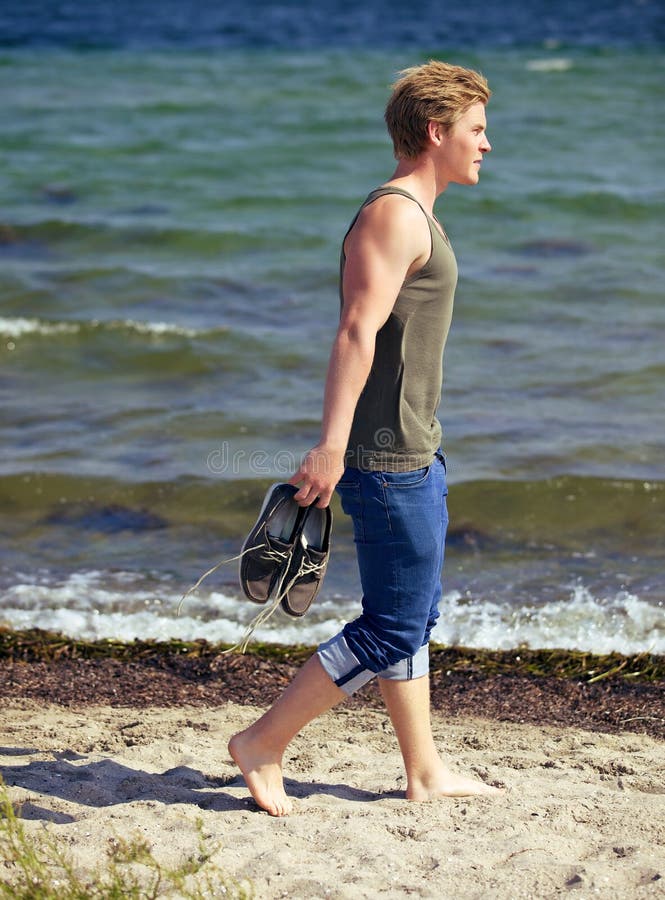 Jonge Aantrekkelijke Surfer Die Zijn Surfplank Houden Bij Het Strand ...