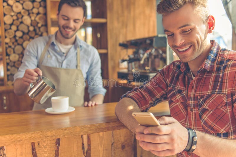 Knappe mensen bij koffie stock foto. Image of staaf, koffie - 71826492