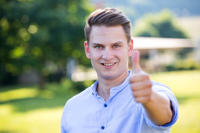 Knappe mensen openlucht stock afbeelding. Image of vrolijk - 103370753