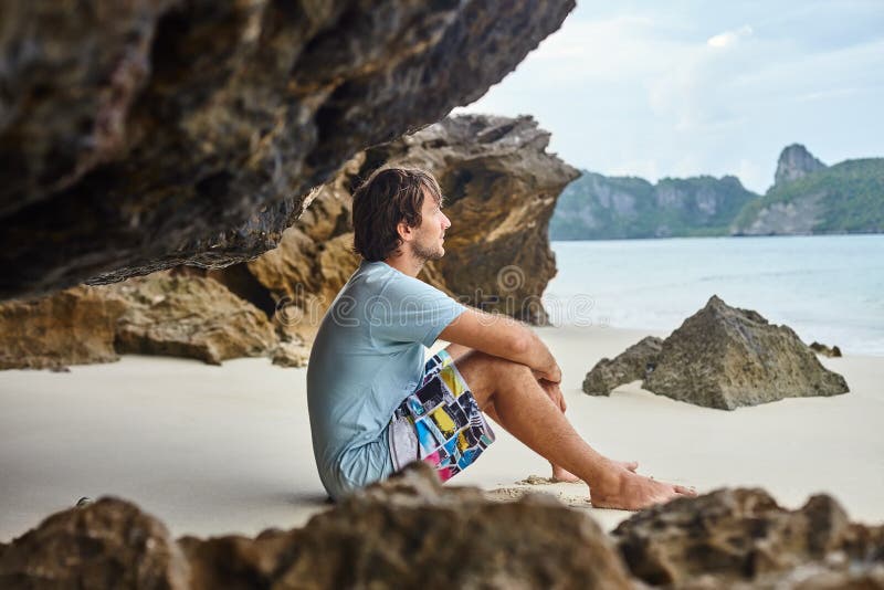Knappe Mensenzitting Op Het Strand Ontspan Concept Stock Foto - Image ...