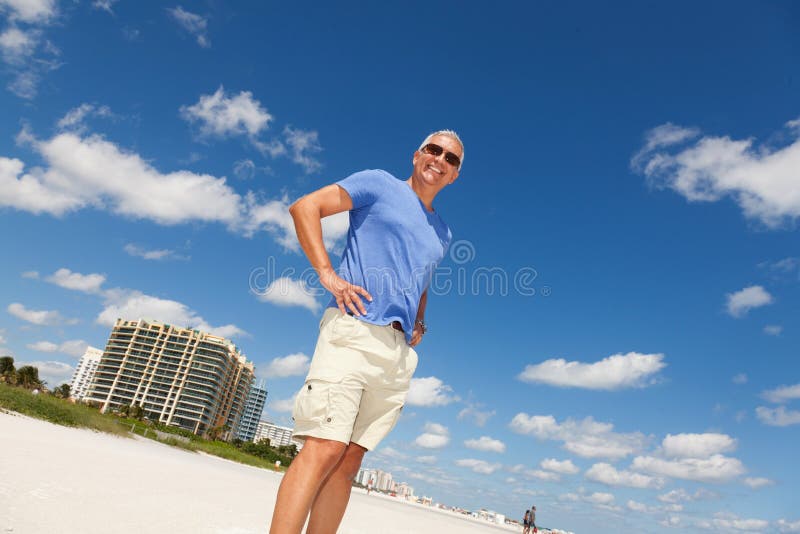 Knappe Middenleeftijdsmens Bij Het Strand Stock Foto - Image of grijs ...