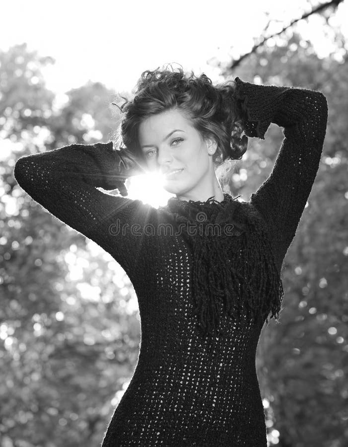 Knappe vrouw in de zon stock foto. Image of haar, jong - 27261676