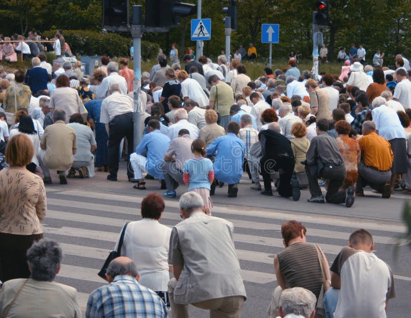 Kneeling crowd editorial image. Image of followers, hundreds - 313970