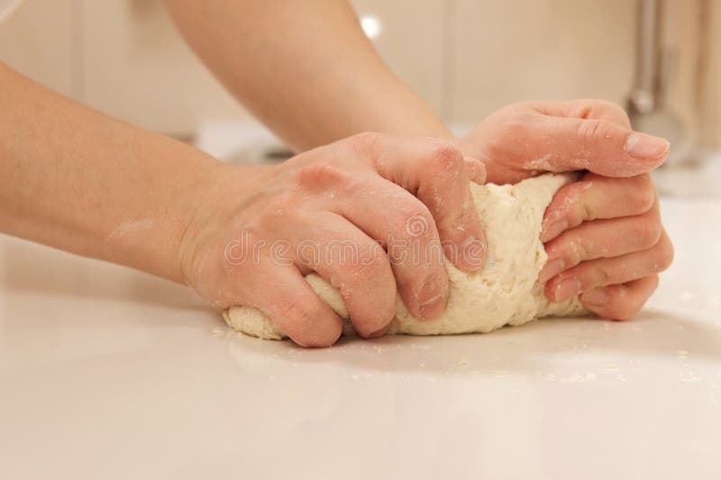 Hand Kneten Teig Auf Dem Holztisch Stockfoto - Bild von küche, vorstand ...