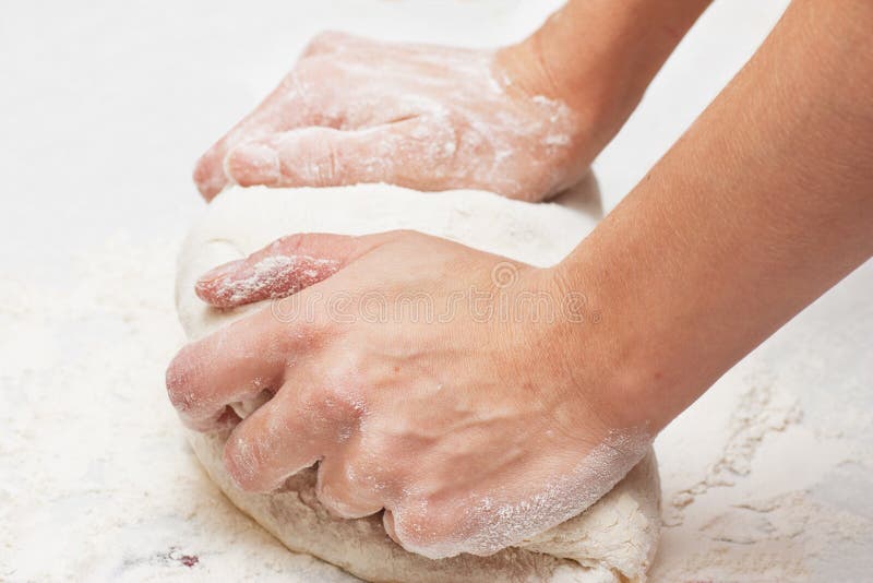Hände, die Brotteig kneten stockbild. Bild von funktion - 11495295