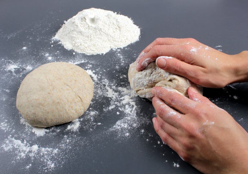 Hände, die Brotteig kneten stockfoto. Bild von frisch - 11466474