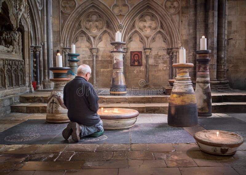 Kniender Mann betet stockfoto. Bild von frommen, angst - 27583292