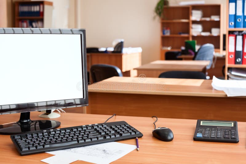 Knipsellcd Het Scherm Van Computermonitor is in Lege Bureauruimte ...