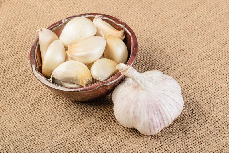 Knoblauch Und Knoblauchzehe Stockbild - Bild von purpurrot, hintergrund ...