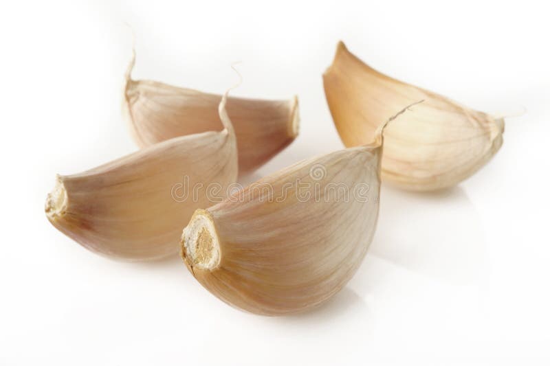 Knoblauchzehen auf Weiß stockfoto. Bild von hintergrund - 44580772