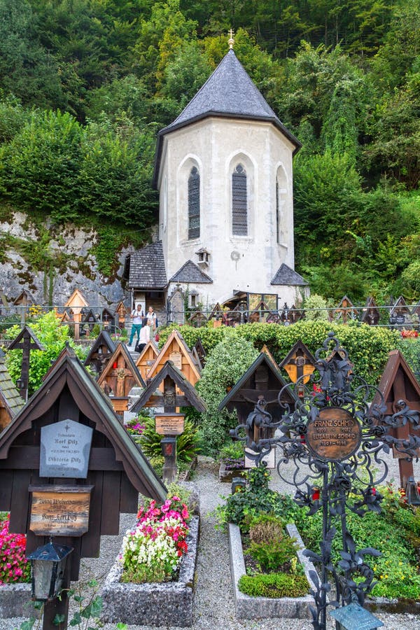 Knochen-Haus in Hallstatt redaktionelles stockbild. Bild von herbst ...