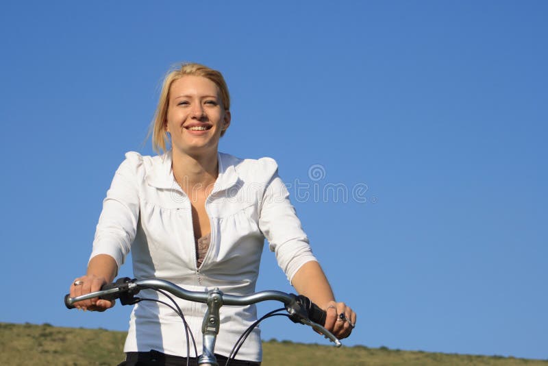 Młoda Kobieta Jeżdżąca Na Rowerze Zdjęcie Stock - Obraz złożonej z ...
