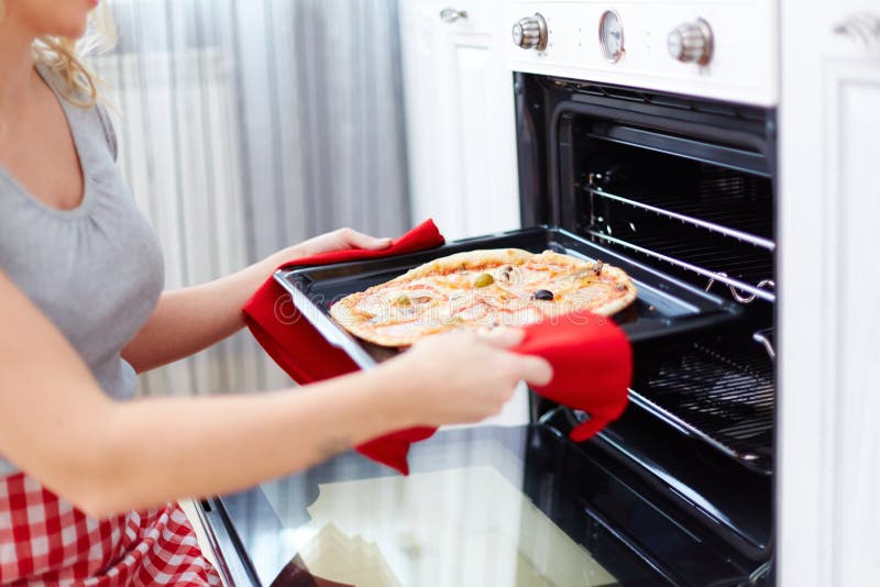 Kochen Der Pizza Handfrauenkoch Setzt Salamischeibe Auf Teig ...