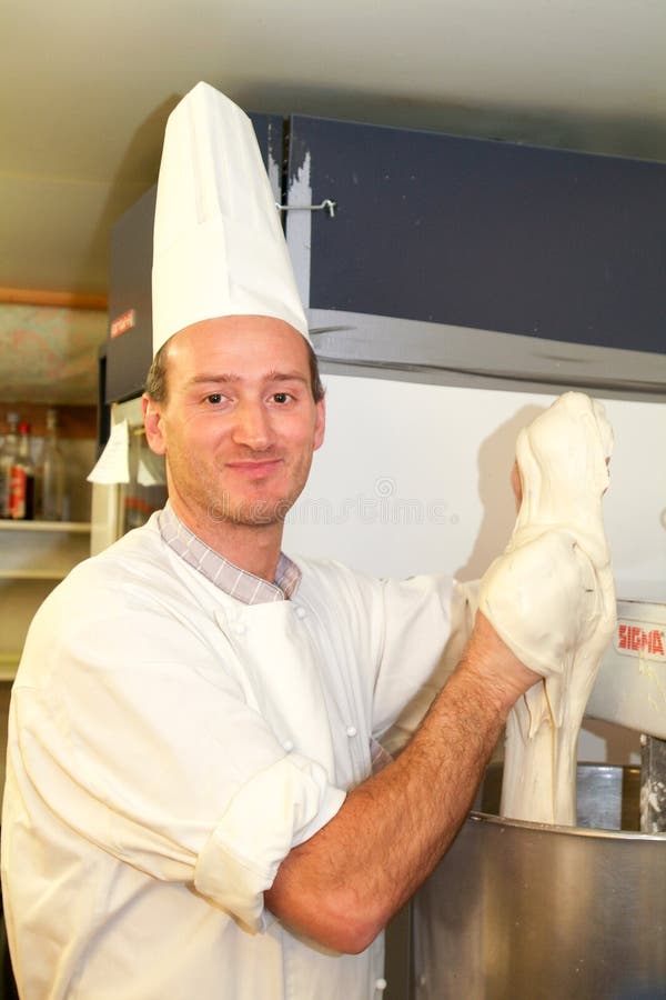 Kochen Sie Die Zubereitung Des Teigs Der Frischen Eiteigwaren ...