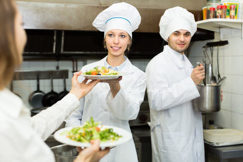 Kockar Och Servitris På Kök Arkivfoto - Bild av hjälpa, lock: 52814324
