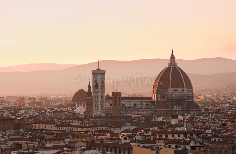 Koepel Van De Kathedraal Van Florence De Hoofd Bij Schemer Stock Foto ...