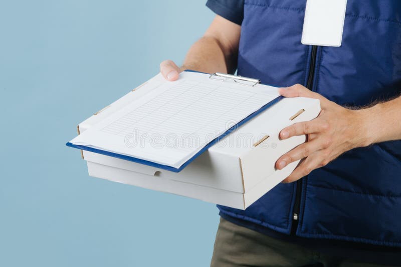 Koerier Die Doos Levert, Aanbiedt Om Een Papieren Formulier Te ... Koerier Die Doos Levert, Aanbiedt Om Een Papieren Formulier Te ...