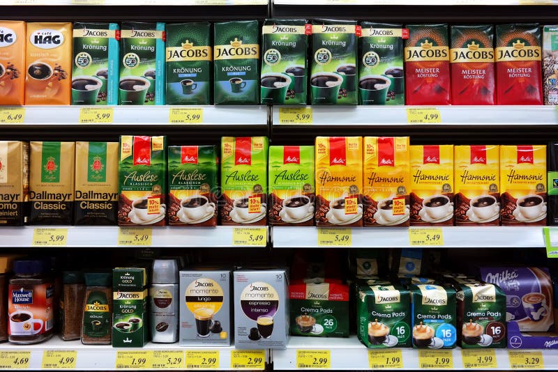 Koffiemerken in een opslag redactionele stock foto. Image of houder ...