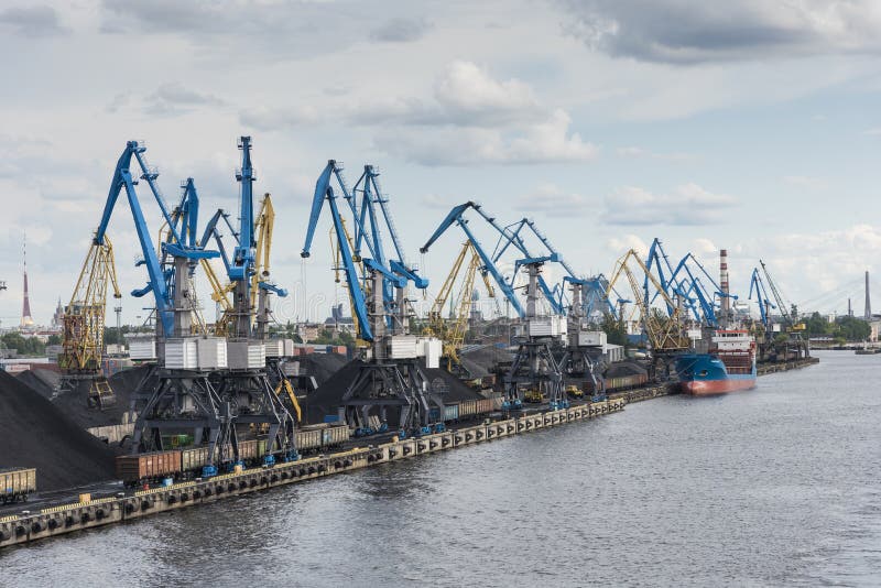 Massengutschiff, Das Riga-Hafen Entlädt Redaktionelles Foto - Bild von ...