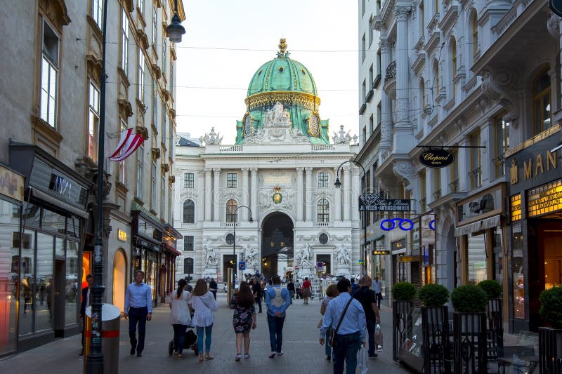Centrum Wiednia Z Wiener Staatoper W Ciemności Z Jasnymi śladami ...