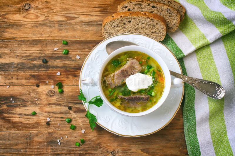Kohlsuppe Mit Rindfleisch Und Sauerrahm Stockbild - Bild von gekocht ...