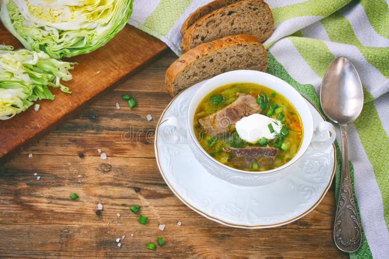 Kohlsuppe Shchi Mit Rindfleisch Und Sauerrahm Stockfoto - Bild von ...