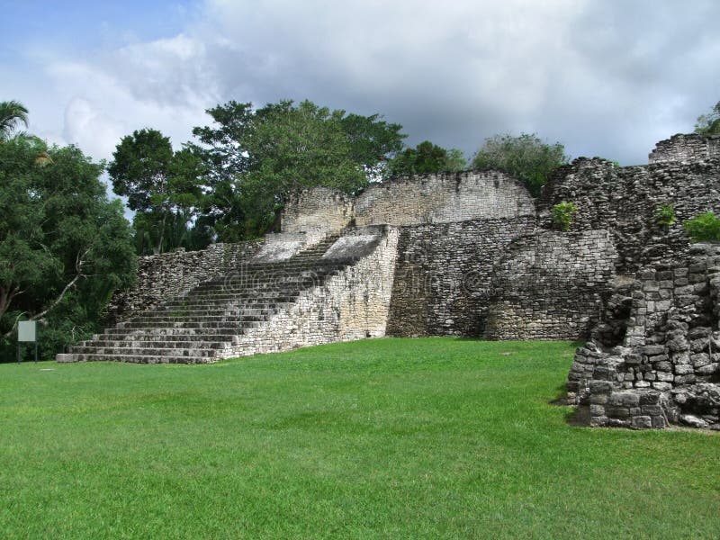 Kohunlich foto de archivo. Imagen de méxico, pasos, ruina - 39640166