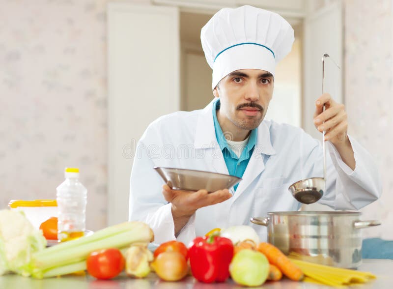 Het Vrolijke Mens Koken Met Kookboek Stock Afbeelding - Image of ...