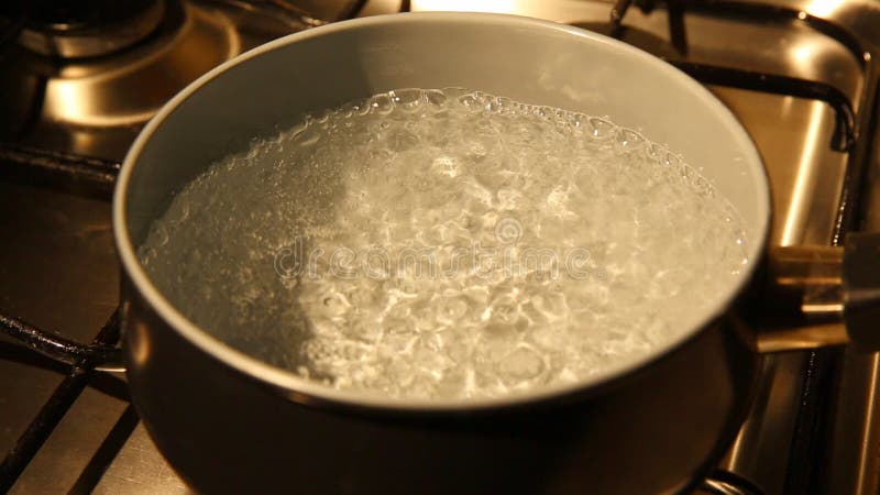 Kokend water stock video. Video of verdamping, zacht - 60970563