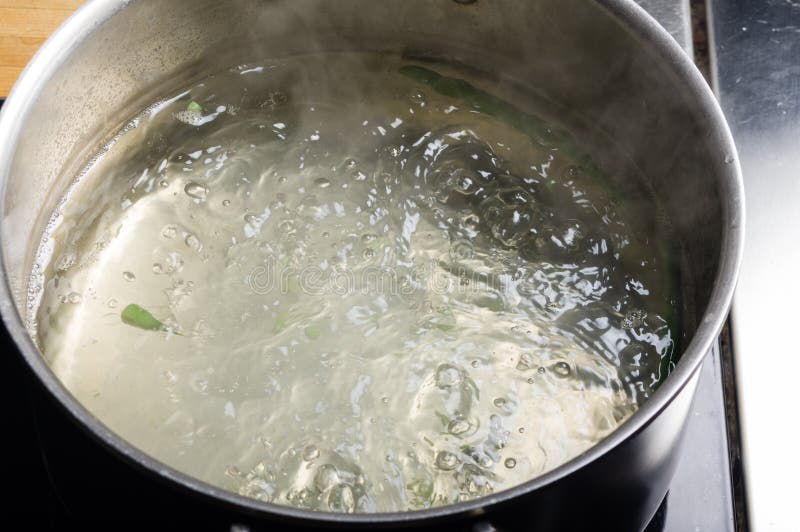 Kokend Water in Pot Op Fornuis Stock Foto - Image of koken, voedsel ...