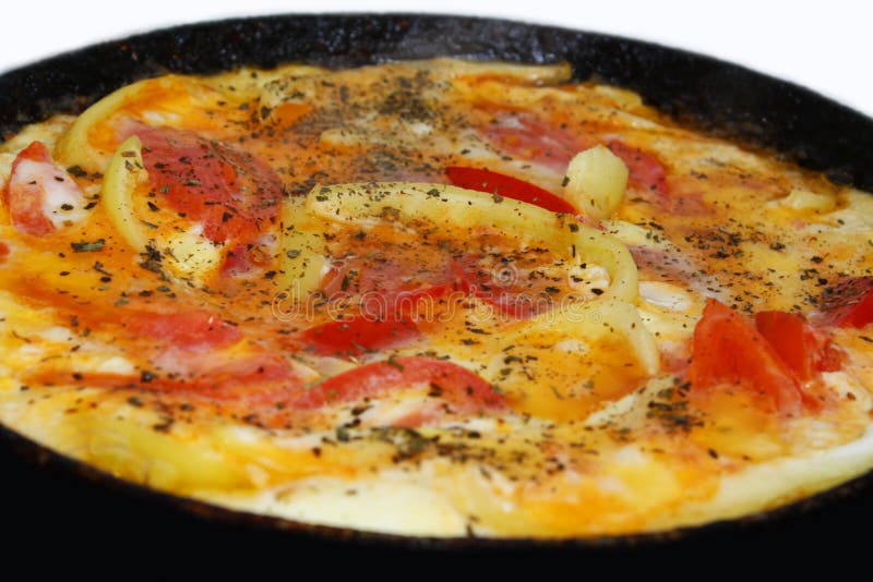 Kokende omelet in pan stock afbeelding. Image of peper - 10488875