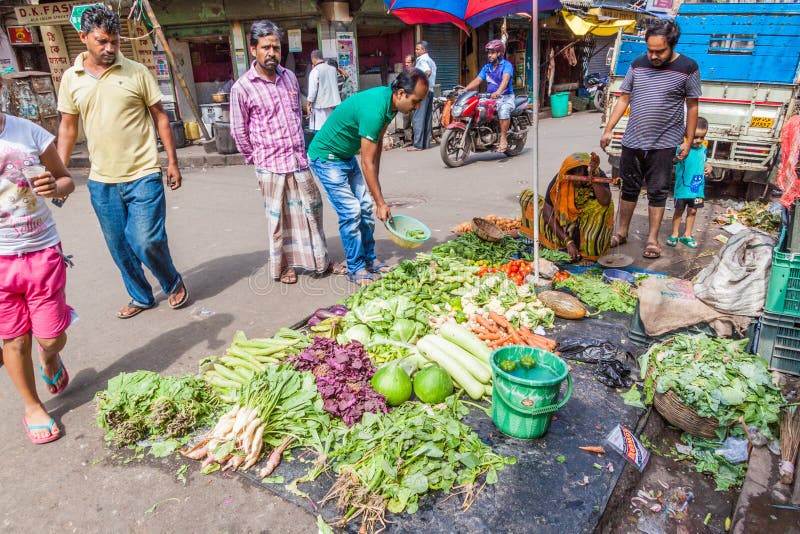 KOLKATA, INDIA - OCTOBER 31, 2016: Small Vegetable Stall in the Center ...