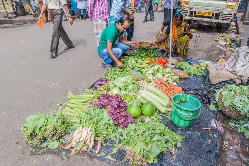 KOLKATA, INDIA - OCTOBER 31, 2016: Small Vegetable Stall in the Center ...
