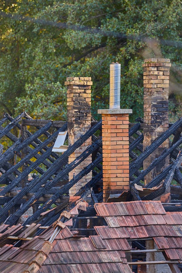 Kollapsat hustak fotografering för bildbyråer. Bild av bygger - 107698763