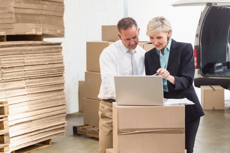 Kollege Mit Laptop am Lager Stockfoto - Bild von pappe, kollegen: 49902110
