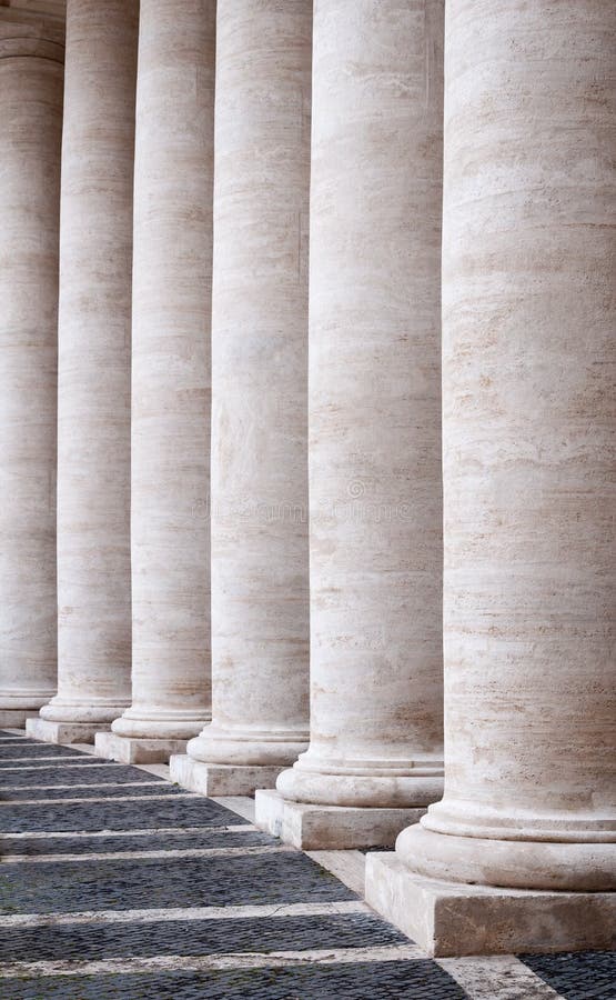 Berninis Kolonnade Im Marktplatz San Pietro in Vatikan, Rom Stockbild ...