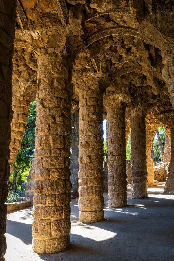 Kolonnade am Park Guell in Barcelona Redaktionelles Stockbild - Bild ...