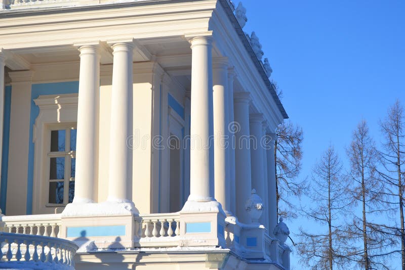 Kolonnade Von Katalnaya Gorka Pavillon Stockfoto - Bild von blau ...