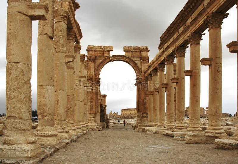 Kolonnade von Palmyra stockfoto. Bild von architektur - 7390774