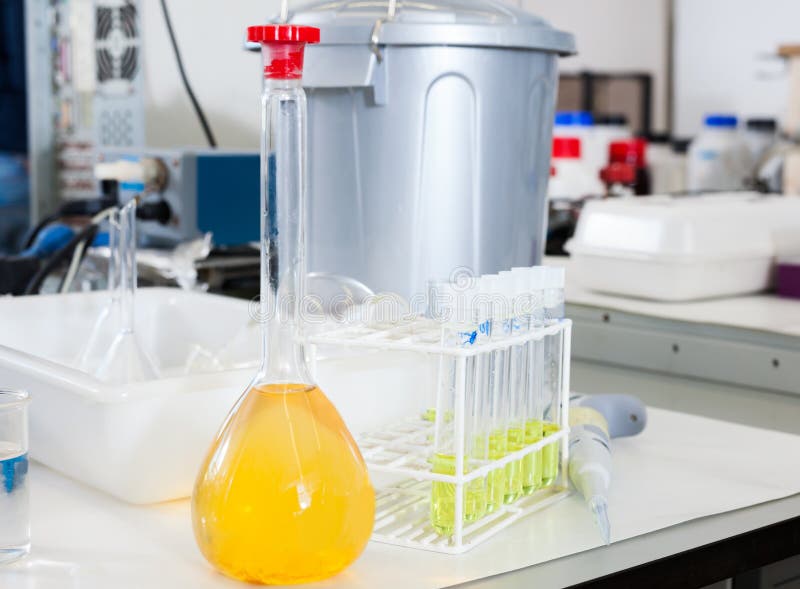 Kolven, Testbuizen in Chemisch Laboratorium Stock Afbeelding - Image of ...